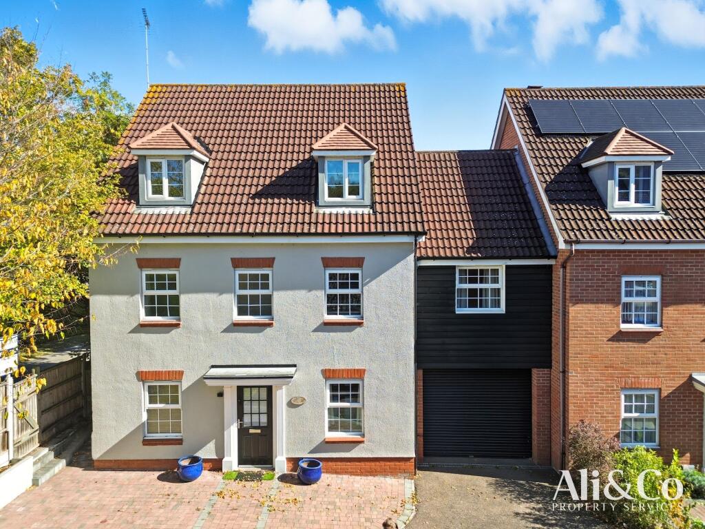 6 bedroom detached house for sale in Frobisher Gardens, Chafford ...