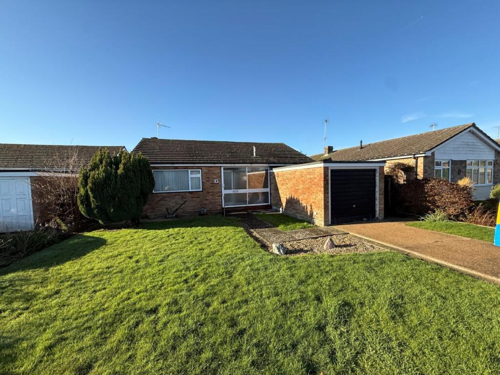2 bedroom bungalow for sale in Gouldings Avenue,walton-on-the-naze, CO14