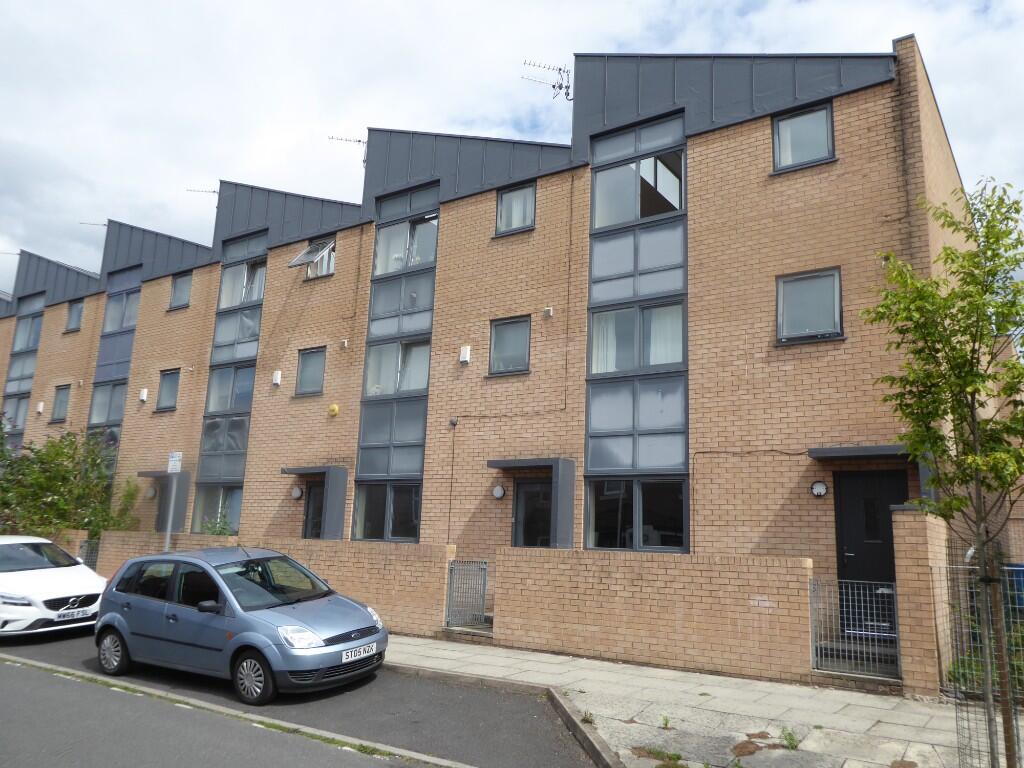 3 bedroom terraced house for rent in Peregrine Street, Manchester ...