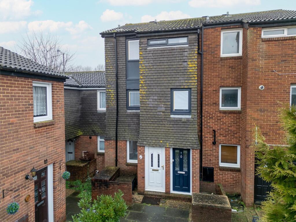 2 bedroom ground floor maisonette for sale in The Hollies, Gravesend ...