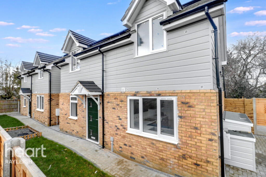 3 bedroom detached house for sale in Cheapside East, Rayleigh, SS6