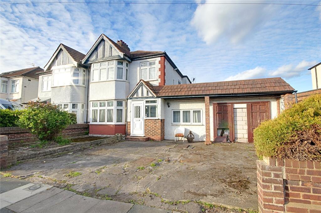 3 bedroom end of terrace house for sale in Longfield Avenue, Enfield, EN3