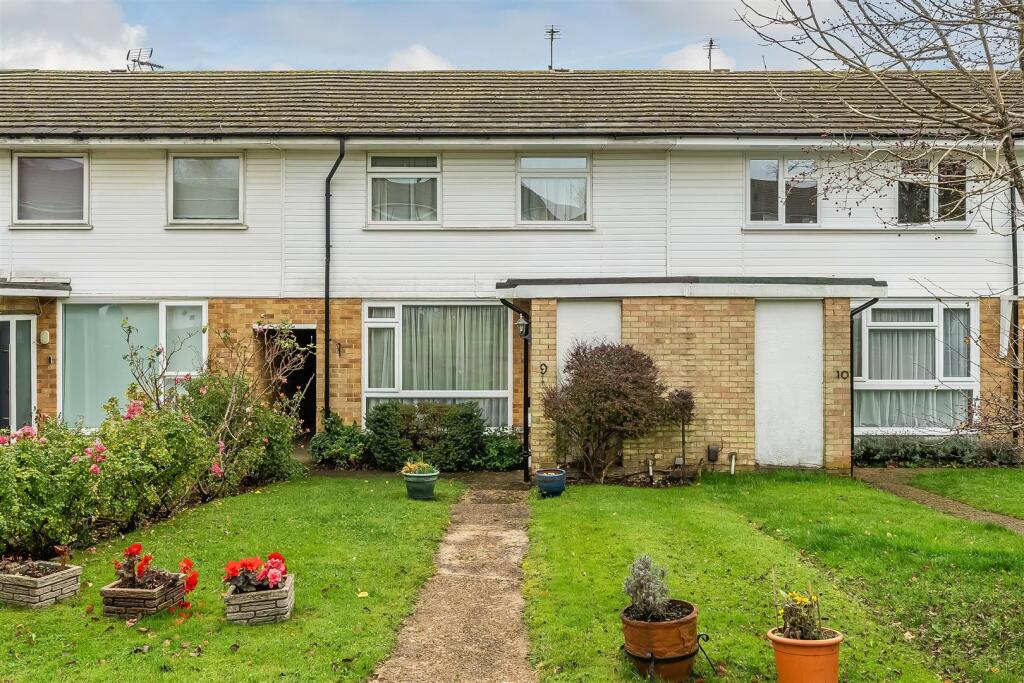 3 bedroom terraced house for sale in Field Court, Oxted, RH8