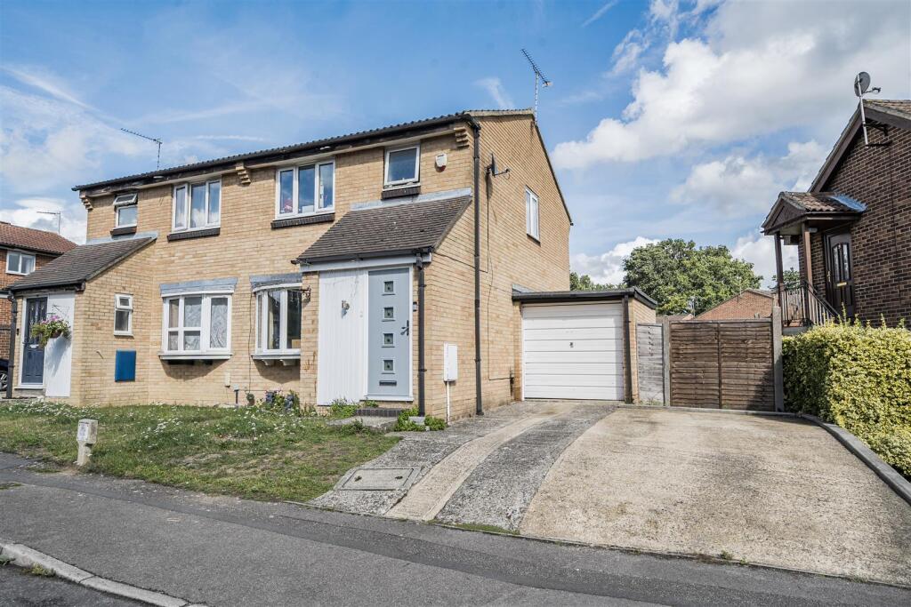 3 bedroom semi-detached house for sale in Wantage Road, College Town, GU47