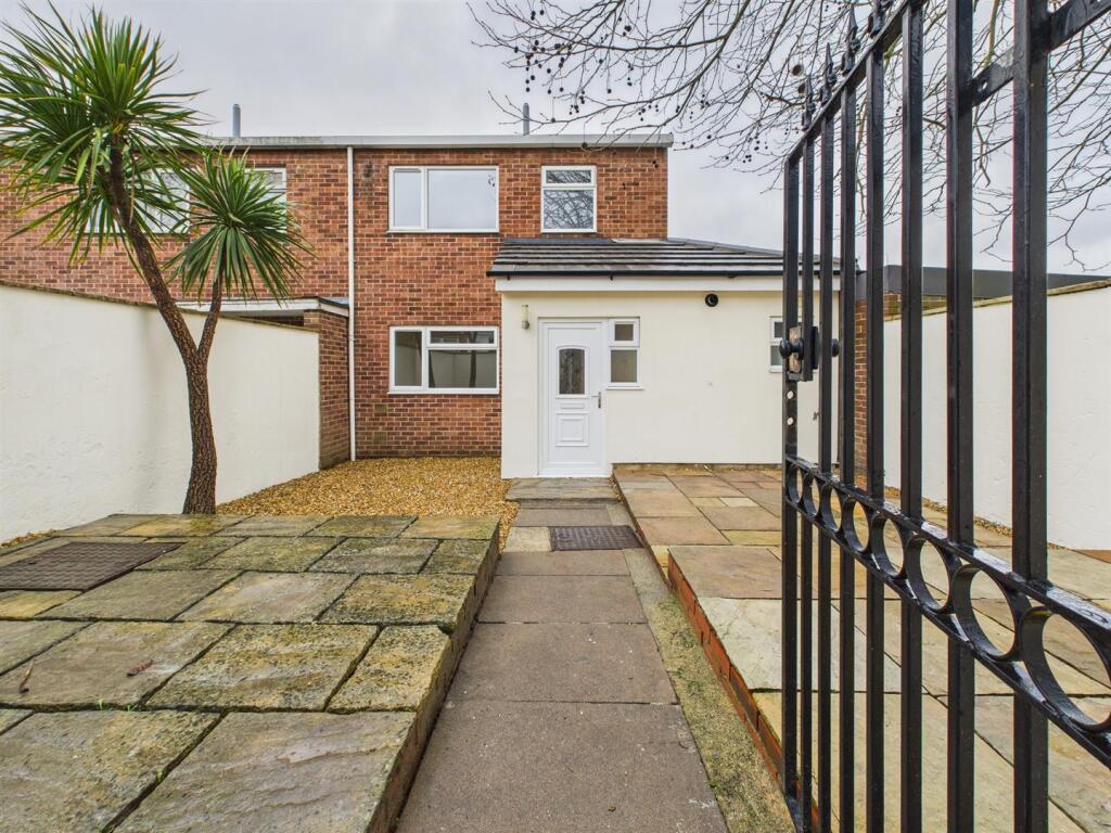 4 bedroom end of terrace house for sale in Elizabeth Walk, Reading, RG2