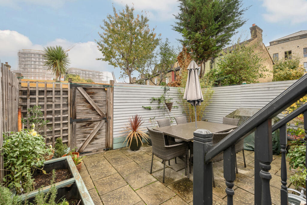 2 bedroom maisonette for sale in Abbey Road, London, SW19