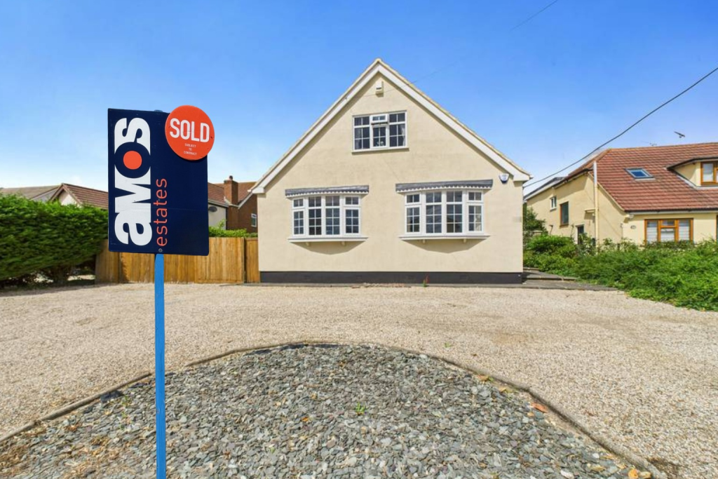 3 bedroom detached house for sale in Rawreth Lane, Rayleigh, Essex, SS6