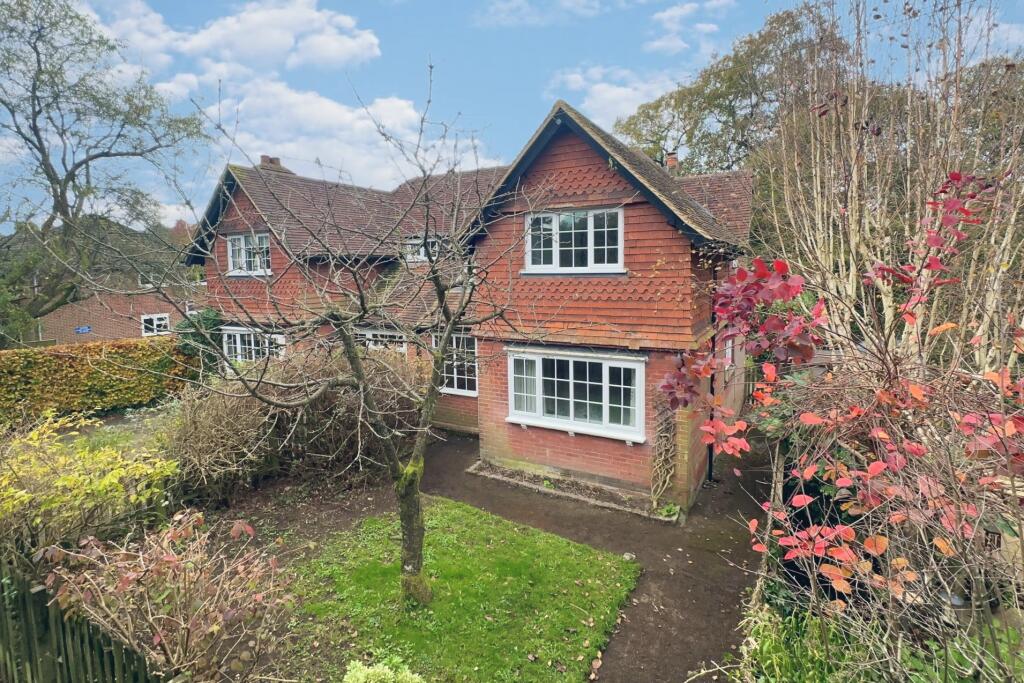 3 bedroom house for sale in Pathfields, Haslemere, GU27