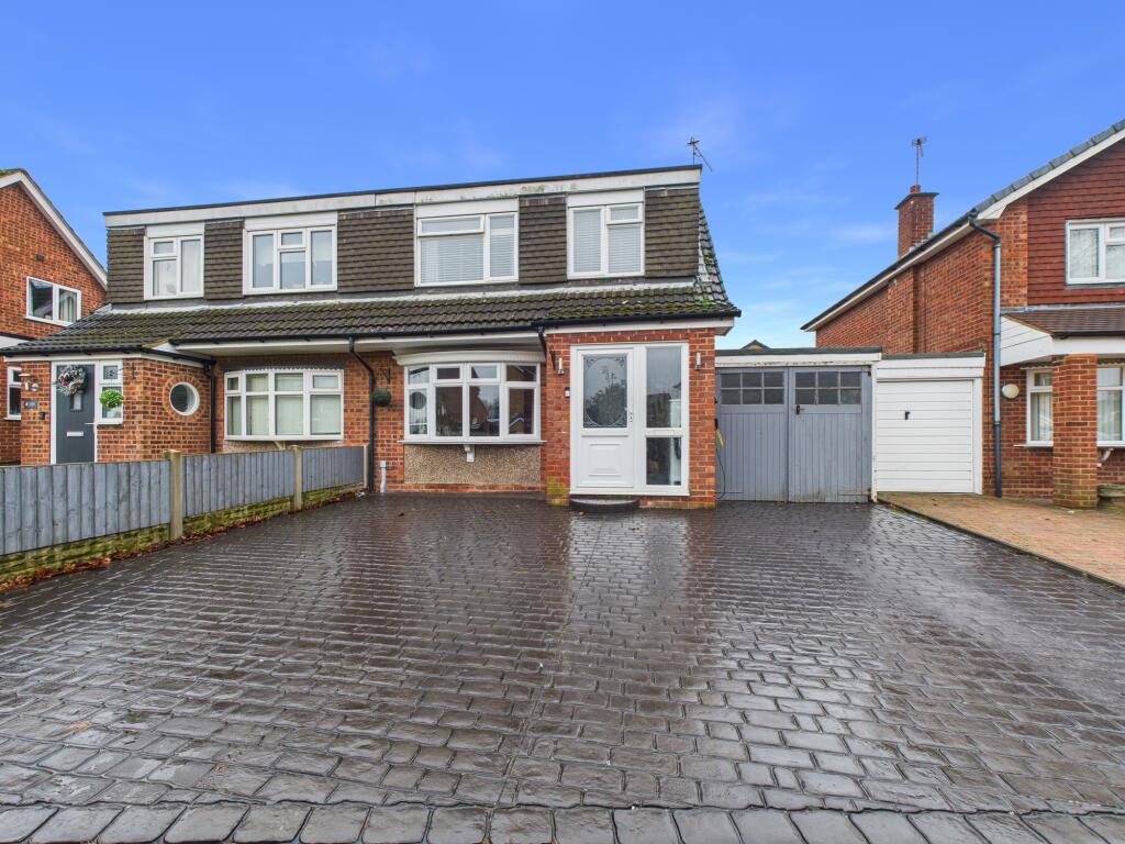 3 bedroom semi-detached house for sale in Glenfield Crescent ...