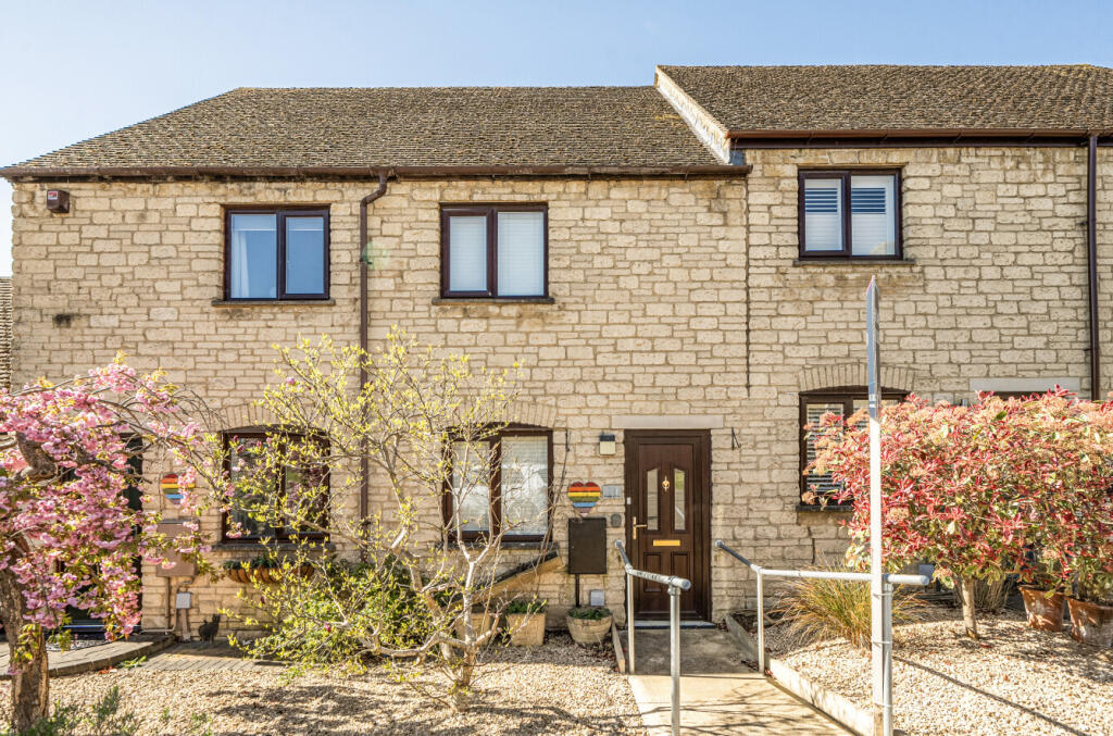 2 bedroom terraced house for sale in Rissington Drive, Witney, OX28