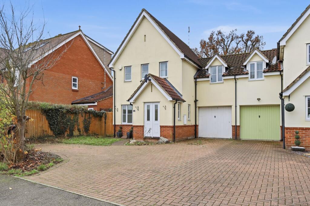 3 bedroom link detached house for sale in Eastfield Road, Laindon, SS15