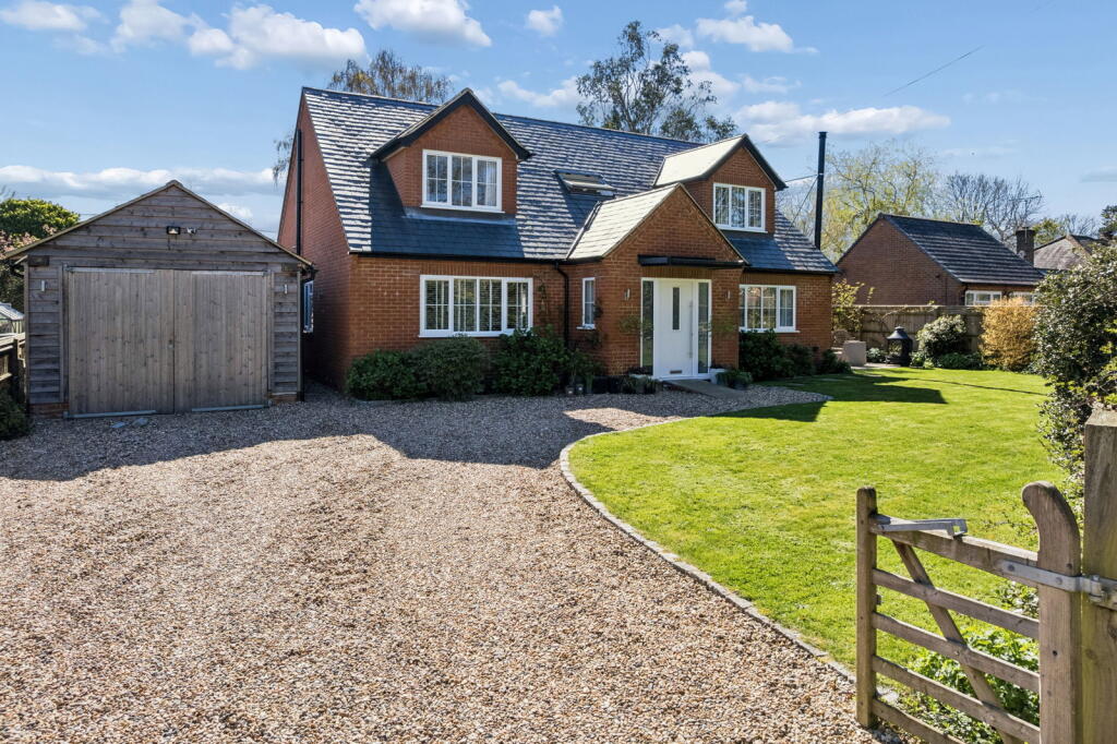 4 bedroom detached house for sale in Ramscote Lane, Bellingdon, Chesham ...