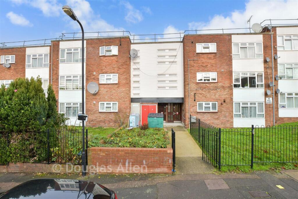 2 bedroom flat for sale in Radbourne Crescent, Walthamstow, E17