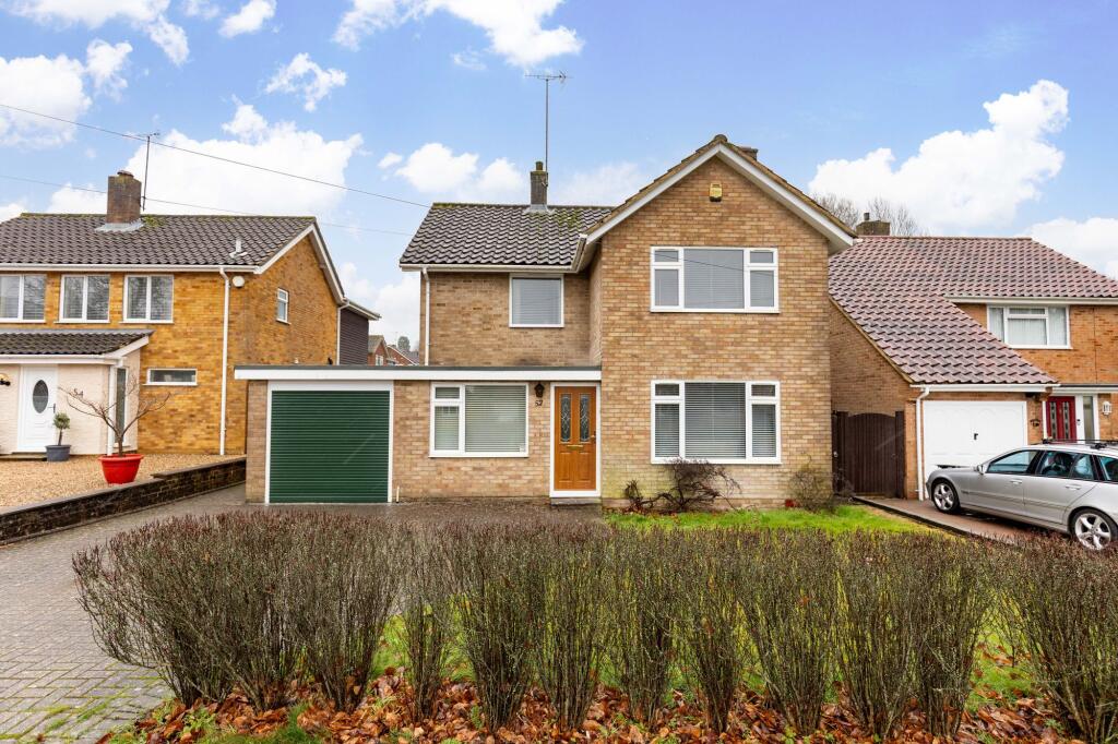 3 bedroom detached house for sale in Grattons Drive, Crawley, RH10