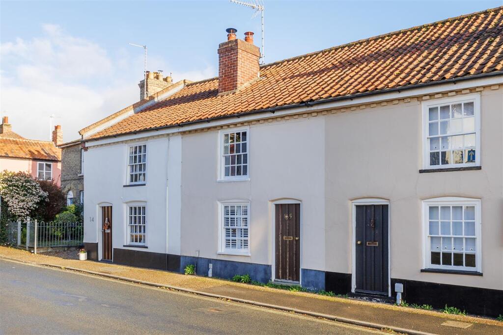 2 bedroom terraced house for sale in Station Road, Halesworth, IP19