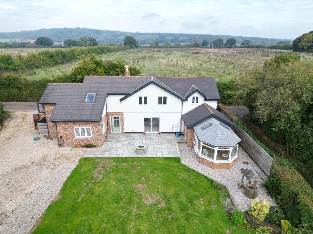 4 bedroom detached house for sale in Broadclyst, Exeter, EX5