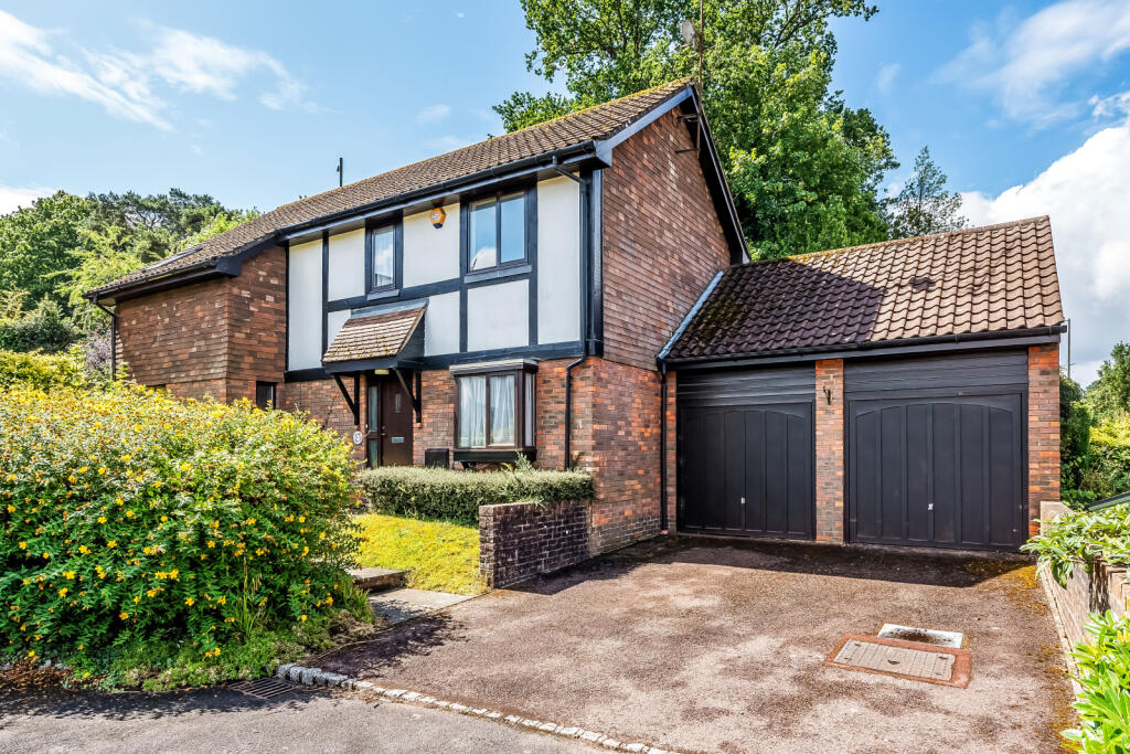 4 bedroom detached house for sale in Padbrook, Oxted, Surrey, RH8