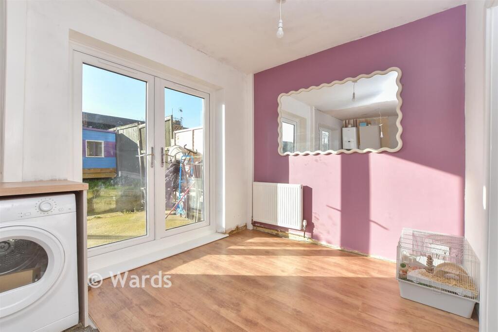 2 bedroom end of terrace house for sale in Manor Road, Queenborough ...