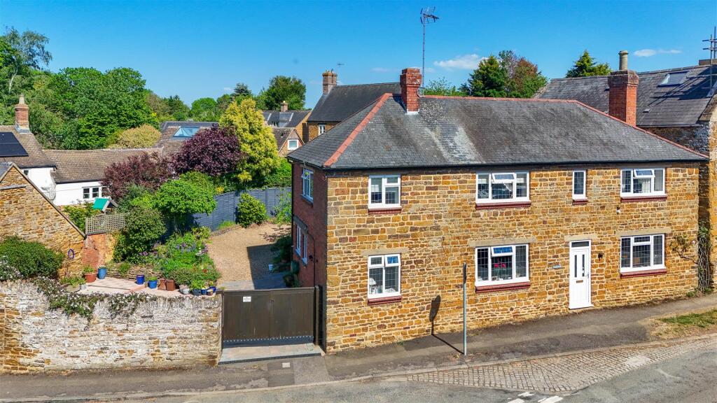 3 bedroom cottage for sale in Walgrave Road, Old, Northampton, NN6