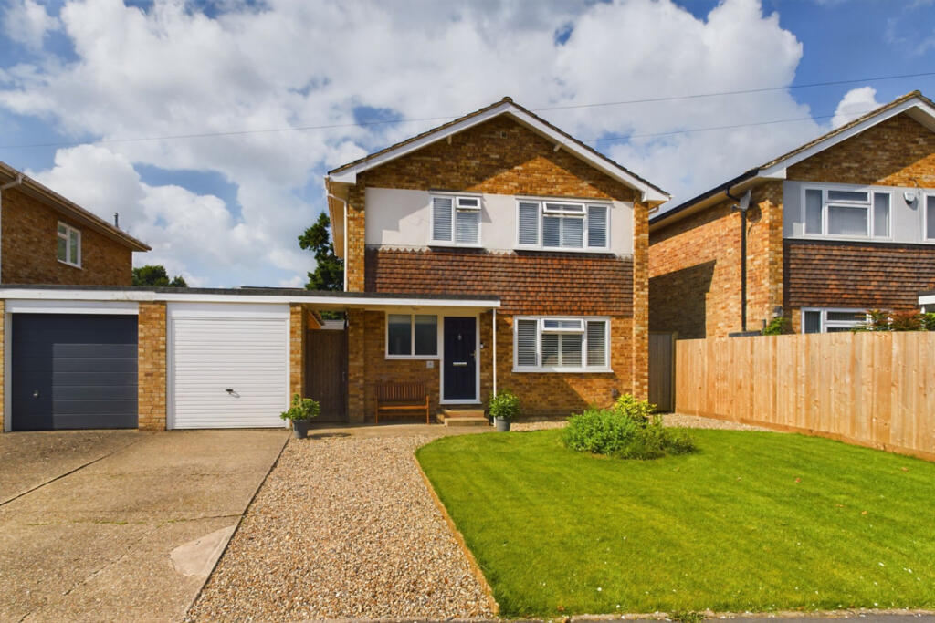 3 bedroom detached house for sale in Bartel Close, Leverstock Green, HP3