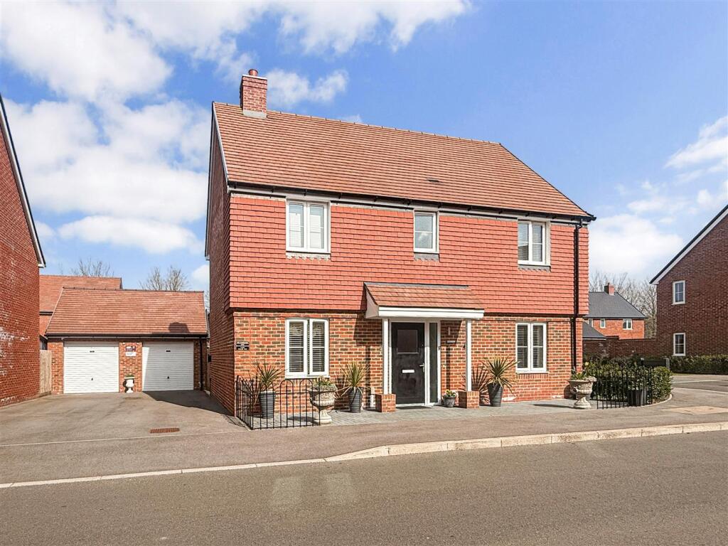 4 bedroom detached house for sale in Dowling Way, Walberton, BN18