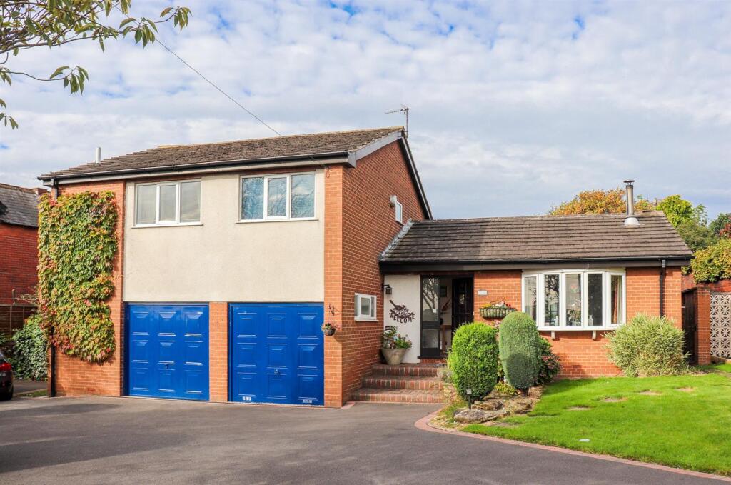 5 bedroom detached house for sale in Sowood Lane, Ossett, WF5