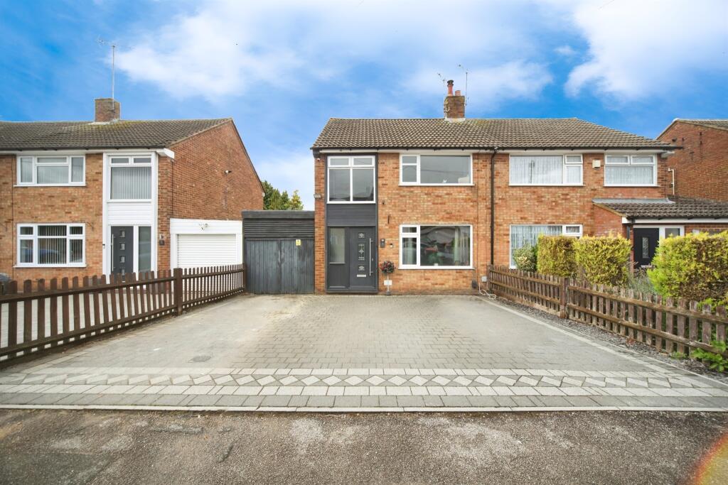 3 bedroom semi-detached house for sale in Walgrave Road, Dunstable, LU5