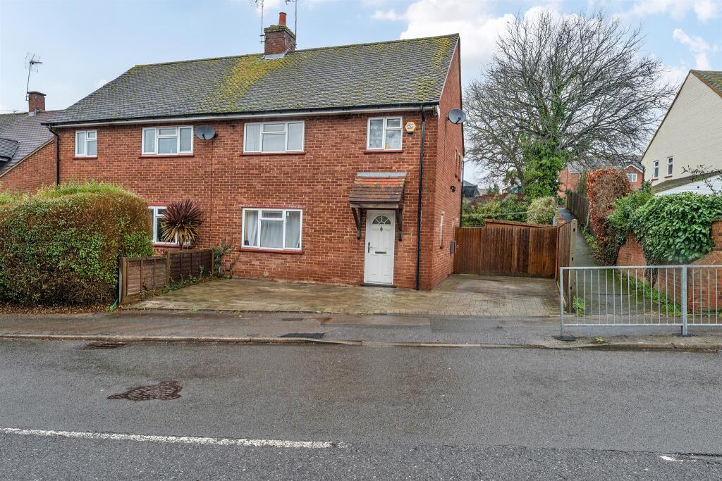 3 bedroom semi-detached house for sale in Larchfield Road, Maidenhead, SL6