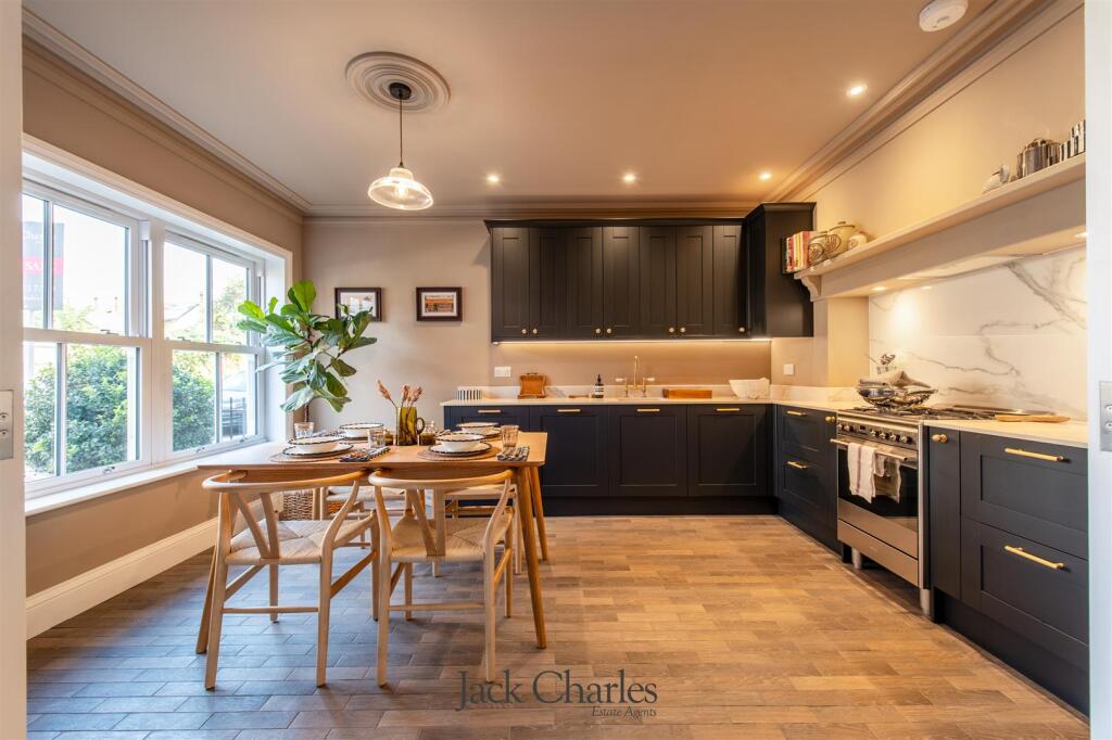 3 bedroom end of terrace house for sale in Shipbourne Road, Tonbridge, TN10