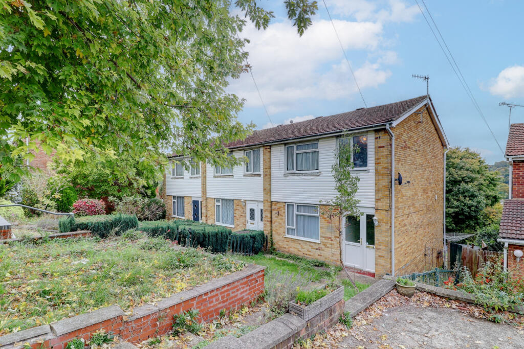 3 bedroom end of terrace house for sale in Telford Way, High Wycombe ...