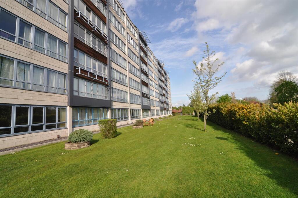 2 bedroom apartment for sale in Ingledew Court, Leeds, LS17