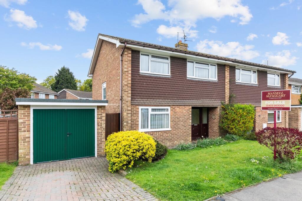 3 bedroom end of terrace house for sale in Woodland Way, Horsham, RH13