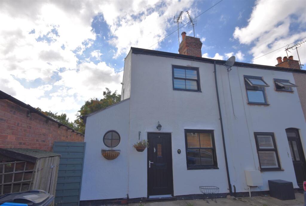 2 bedroom end of terrace house for sale in Bridge Street, Neston, CH64