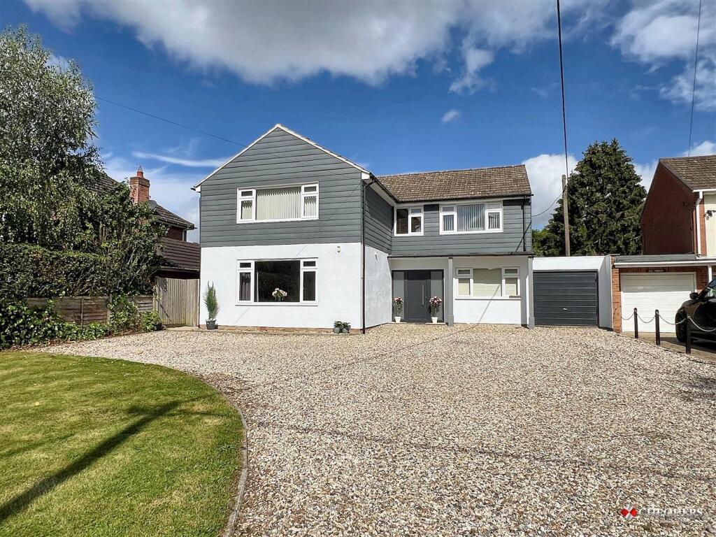 4 bedroom detached house for sale in Bramley Road, Pamber End, RG26