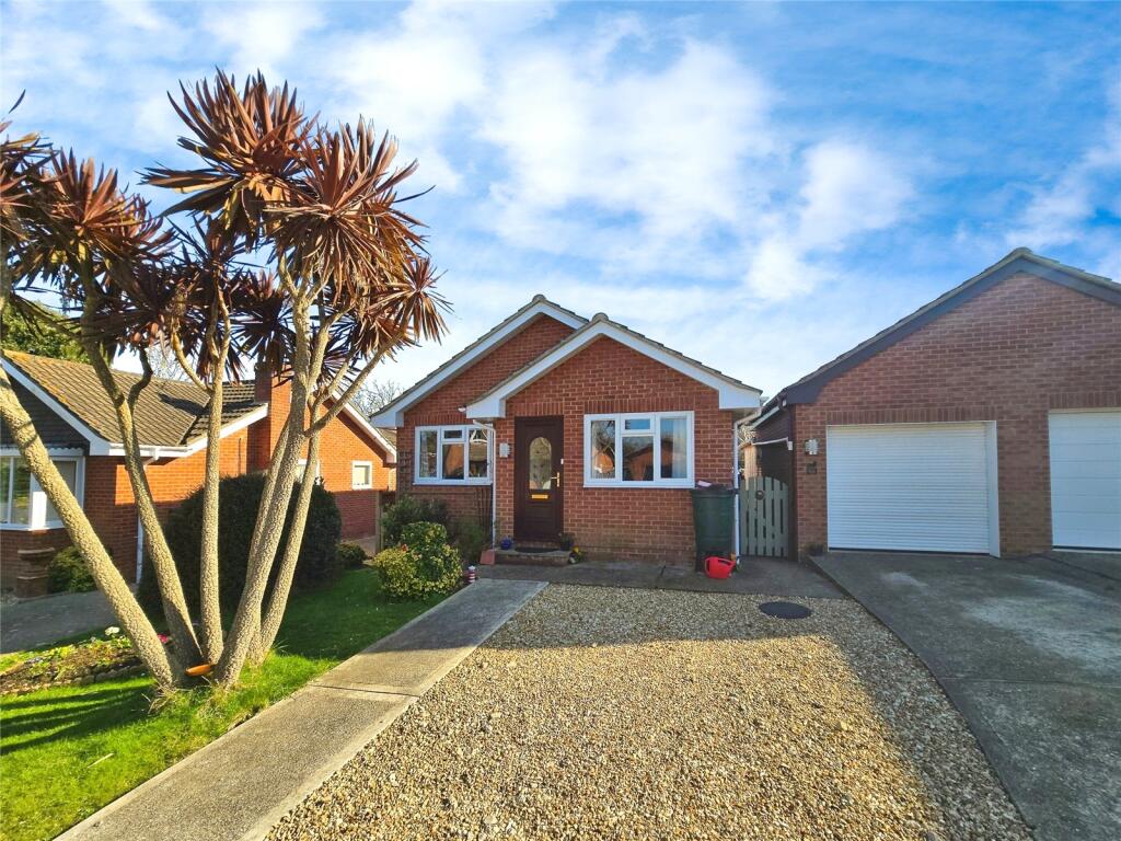 2 bedroom bungalow for sale in Selwood Road, Freshwater, Isle of Wight ...