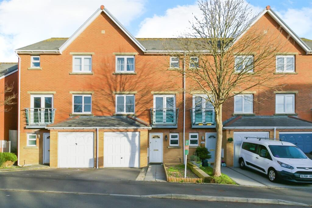 3 bedroom terraced house for sale in Clos Peiriant, Barry, CF63