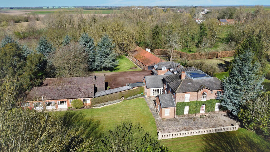 6 bedroom manor house for sale in The Elms, Fleetway, North Cotes ...