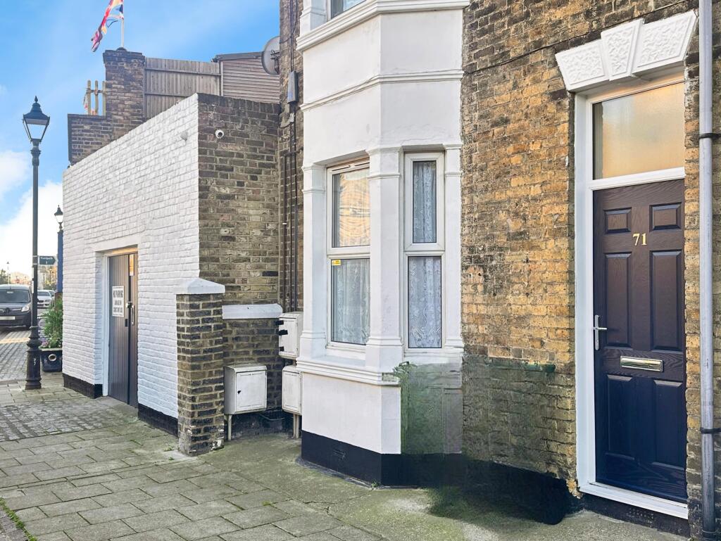 1 bedroom flat for sale in High Street, Sheerness, ME12