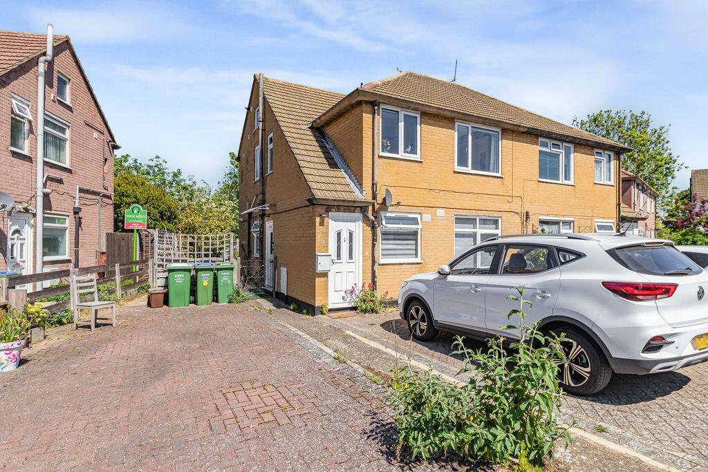 2 bedroom flat for sale in Burr Close, Bexleyheath, DA7