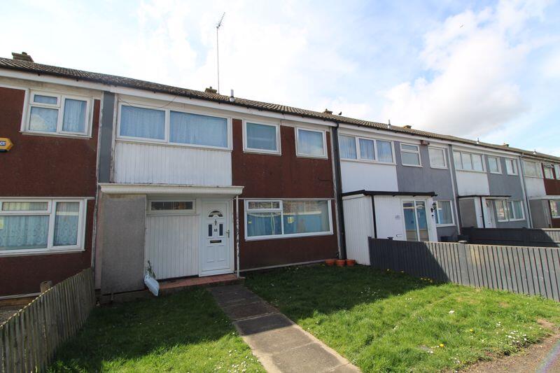 4 bedroom terraced house for sale in Flint Close, Luton, LU3