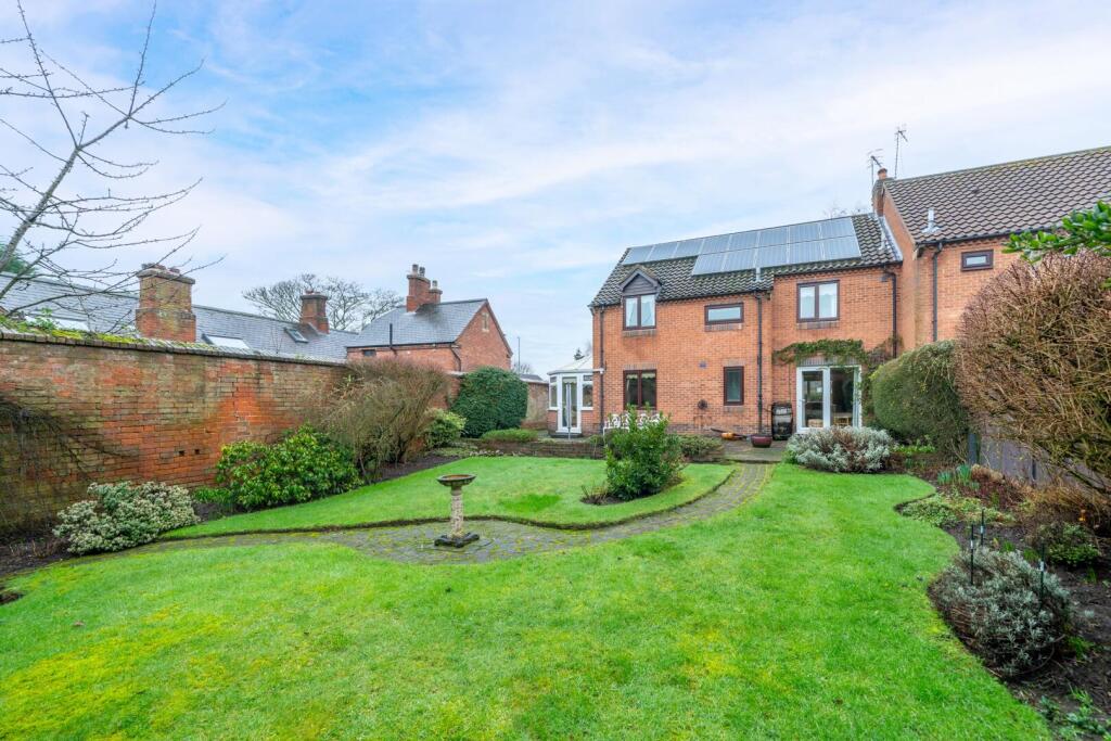4 bedroom end of terrace house for sale in Bramcote Lane, Bramcote ...