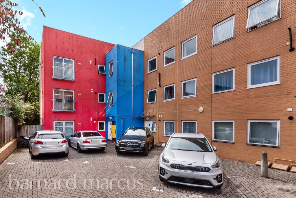 2 bedroom flat for sale in Mayday Road, Thornton Heath, CR7