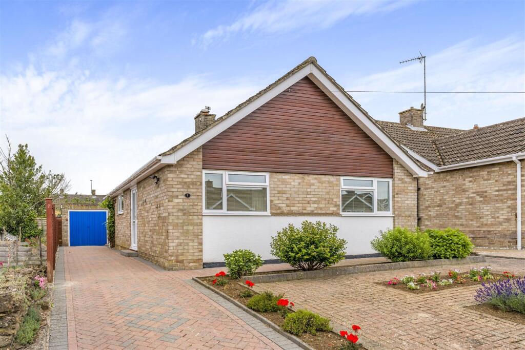 3 bedroom detached bungalow for sale in Deers Close, Bodicote, Banbury ...