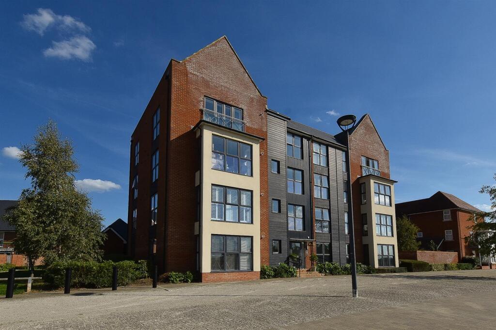 2 bedroom flat for sale in Cubitt House, Waterman Way, Wouldham, ME1