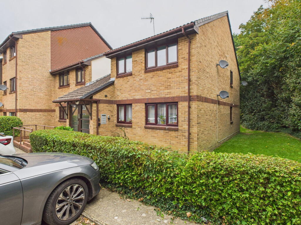 2 bedroom flat for sale in Wallis Way, Horsham, West Sussex., RH13