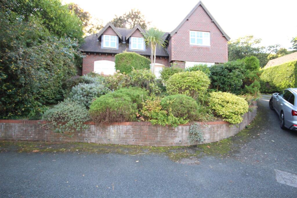 3 bedroom detached house for sale in 2 Kings Crescent, Colwyn Bay, LL29