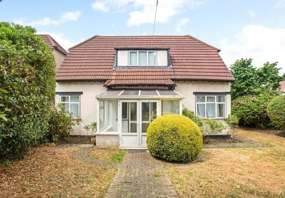 4 bedroom detached bungalow for sale in Decoy Avenue, Temple Fortune, NW11