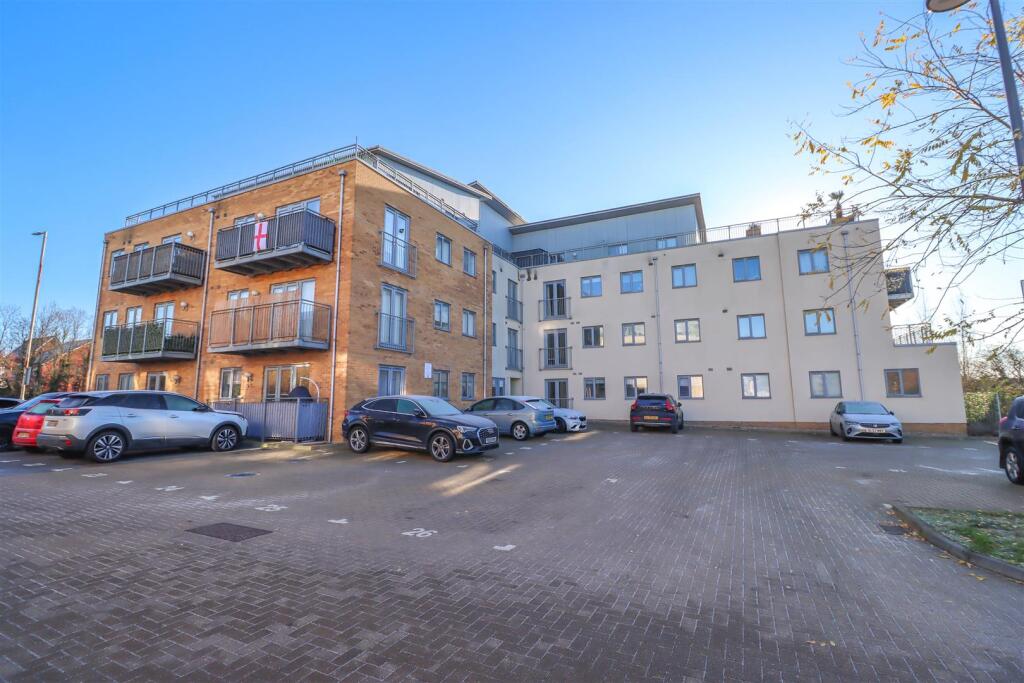 2 bedroom apartment for sale in Golden Jubilee Way, Wickford, SS12
