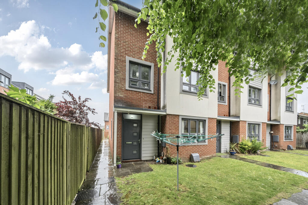 3 bedroom end of terrace house for sale in Hagden Lane, Watford ...