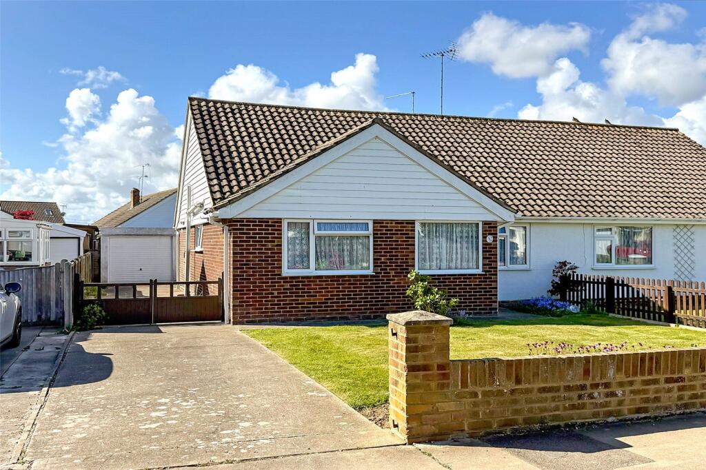 4 bedroom bungalow for sale in Highdown Drive, Littlehampton, West ...